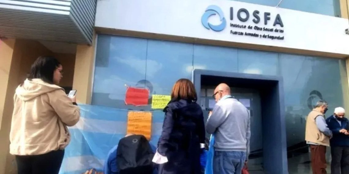 Crisis en la obra social militar IOSFA: el Gobierno subirá aportes y ...
